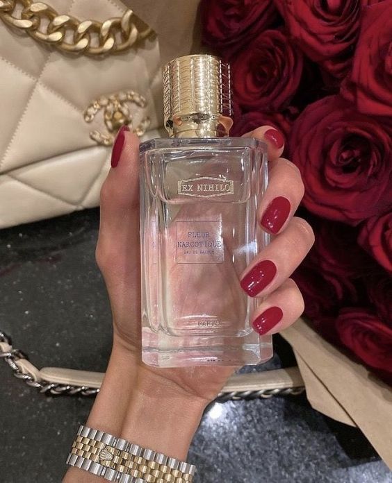Fleur Narcotique: Flori într-un val de senzualitate